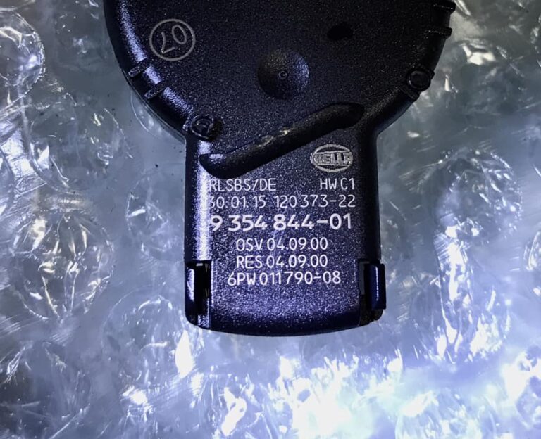 F型BMWのレインライトセンサーを旧型製品に交換し消灯時間を短縮